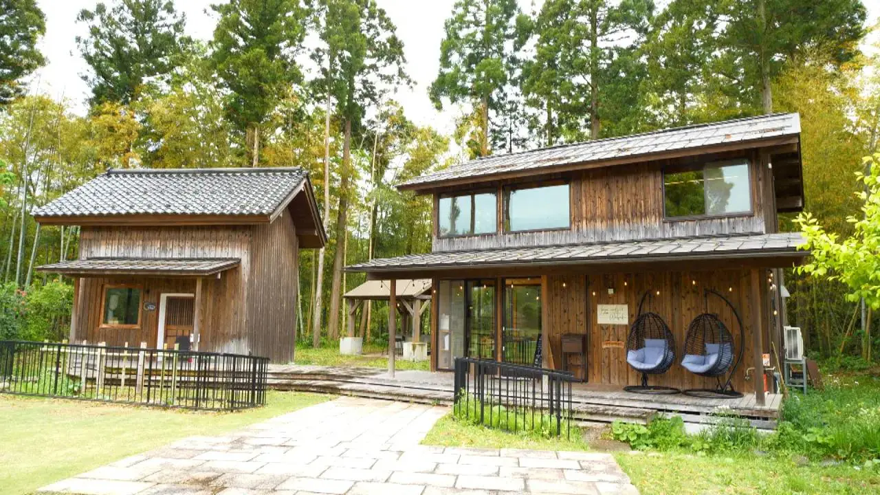 BBQスペースや遊具も！広さ3000㎡の“まるで公園”なカフェ【base cafe Watsuki】自家製発酵調味料と県産食材、ジビエに ...